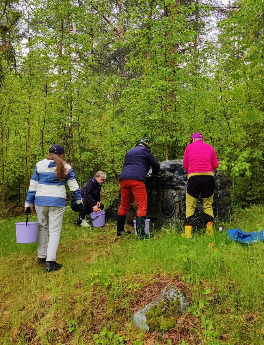 Piirihallitus puhdisti Hennalan muistomerkit - MNL - Päijät-Hämeen Piiri