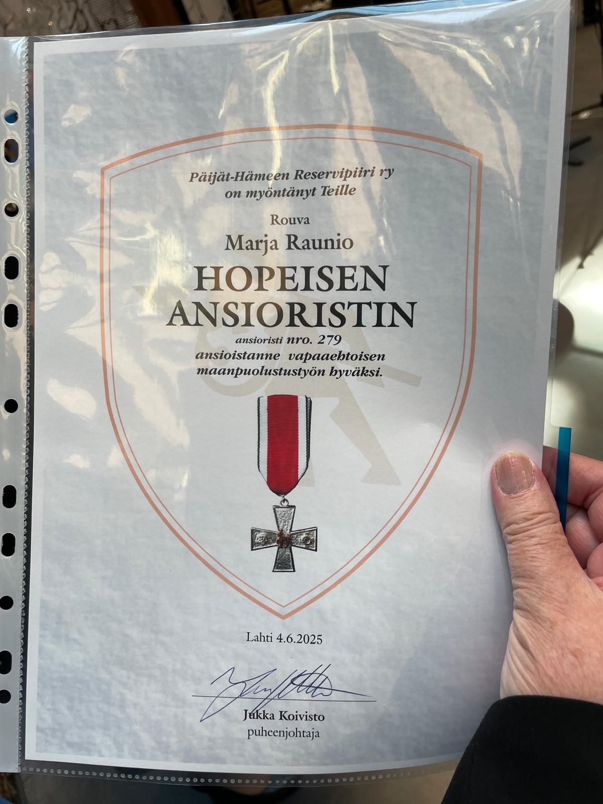 Marja Rainiolle hopeinen ansioristi - MNL - Päijät-Hämeen Piiri